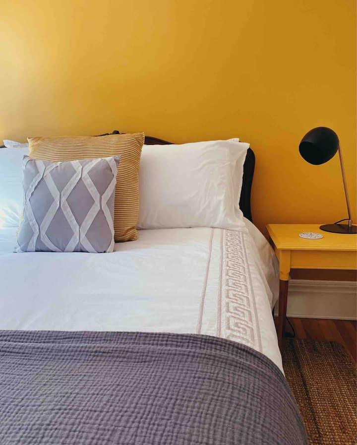 Sunny Private Floor In Stylish Home W Parking - Kingston