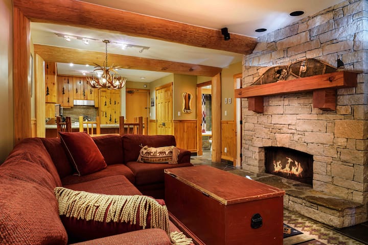 The Heart Of Villagei Private Hot Tub I Rustic 1br - Whistler