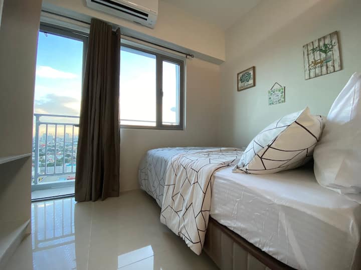 Stunning City Skyline View Posh 1-br Wifi Netflix - Quezon City