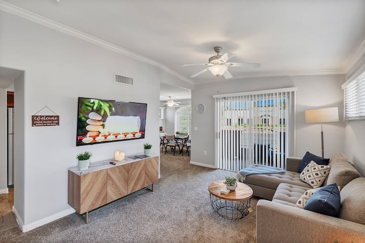 Comfy Modern 2bd /2 Ba Condo Near The Strip. - Las Vegas, NV