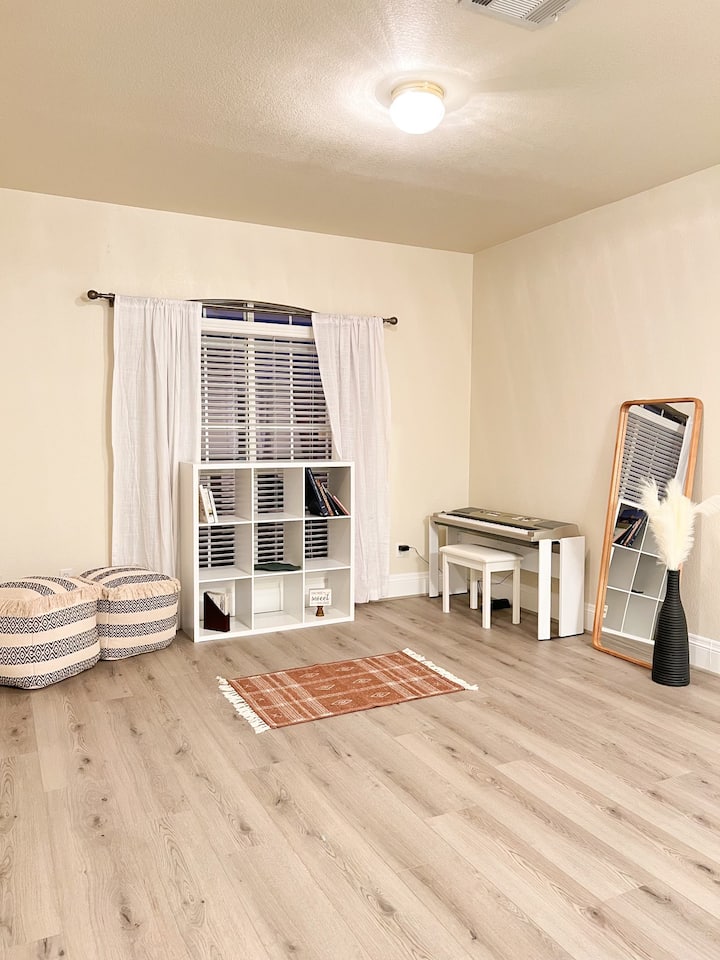 "Taylor-made" Modern 4 Br Home - Taylor, TX