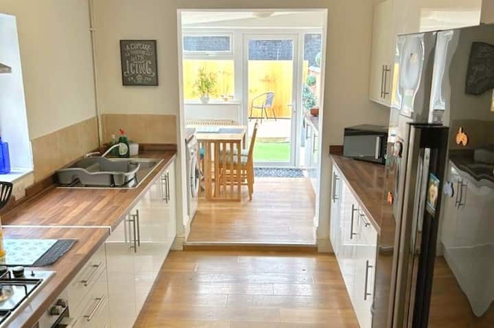 4 Bedroom Stylish Victorian House - Wellingborough