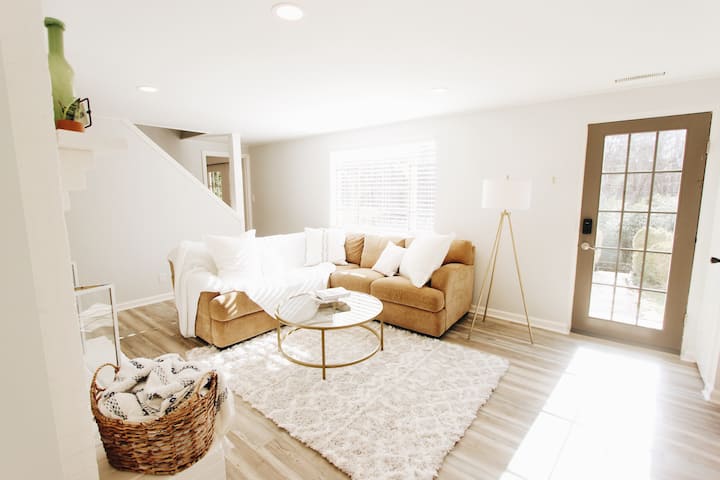 Private Cute Basement Apartment On A Quiet Street! - Lynchburg, VA