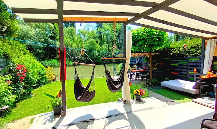 Relaxation In The Paradise At The Danube River - Ungarn