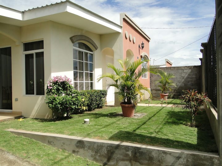 House In Gated Community/ Wifi, Ac, Cable, 3 Rooms - Managua