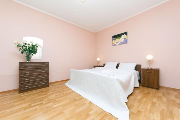 2 Bedroom Apartment. Metro Minskai . Dream Town - Вышгород