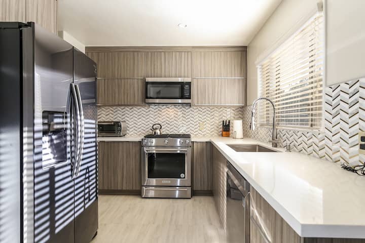 Alhambra 4 Bedroom Lower Duplex (Sleeps 10) - San Gabriel, CA