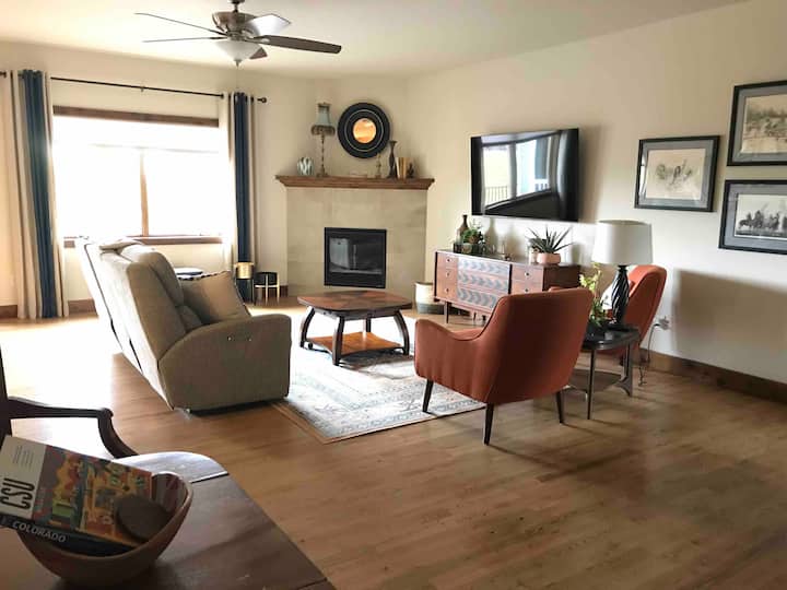 Modern Two-bedroom Home With Patio, Views - 러브랜드