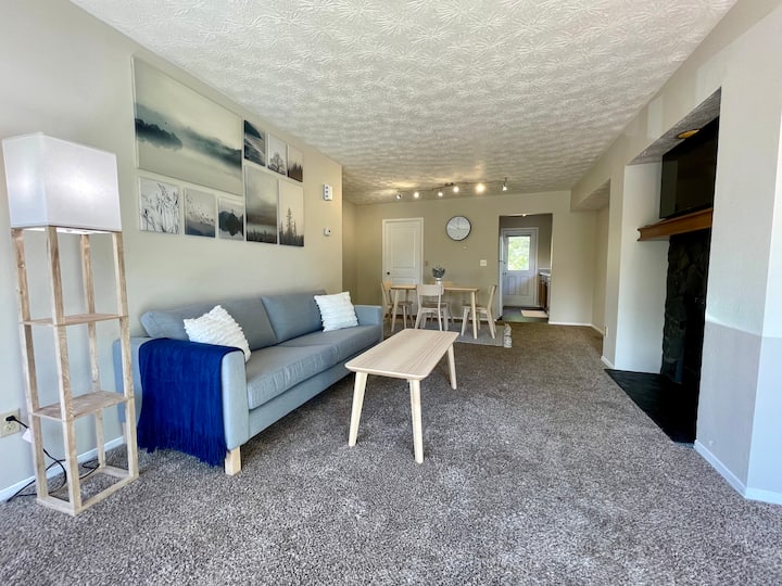 Cozy Central Anchorage Town House, 3 Bed /1.5 Bath - Anchorage