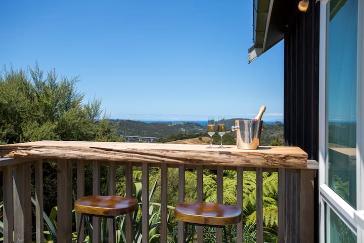 Cosy Retreat With Outstanding Views. - Puhoi
