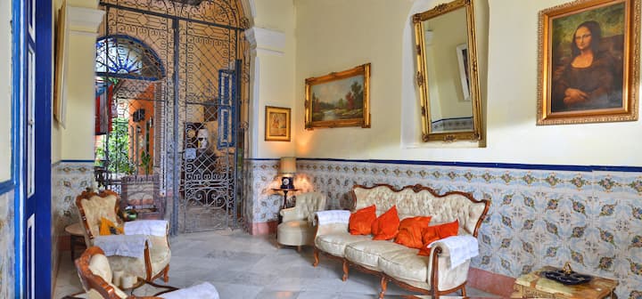 La Colonial De Calzada.construida En El Siglo Xix. - Cuba