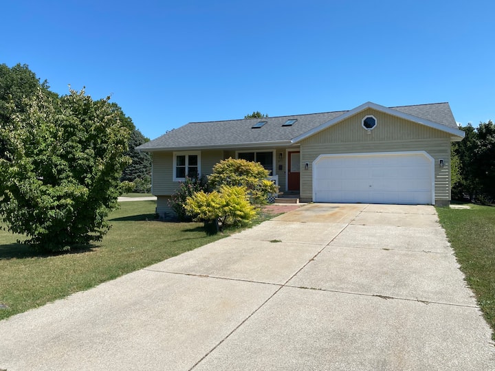 No Cleaning Fee Breezy Holland Cottage W/ King Bed - Holland, MI