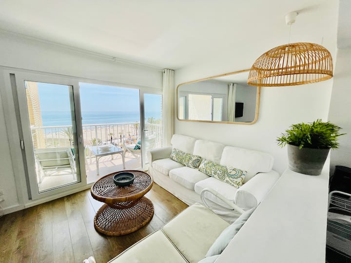Beachfront-stunning Sea Views - Stylish Flat-wifi - Alicante