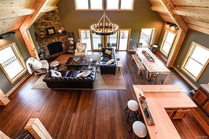 Ellicottville -Entire Mountain Chalet - Sleeps 14+ - Alpine Lake, Delevan