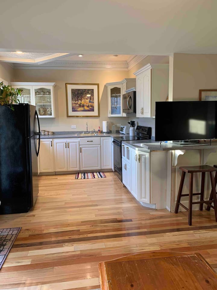 Rail Trail 2 Bedroom Furnished Apartment - Sherwood Lake, New Milton