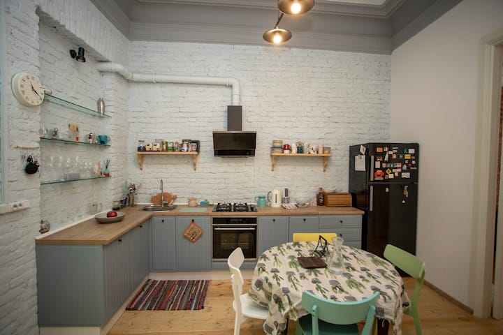 Timeless Vibes: 1-bedroom In Historic Old City - Batumi