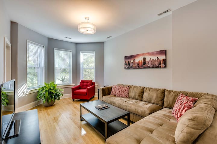 Beautiful 2br Overlooking Park, 3 Mi From Downtown - Chicago, IL