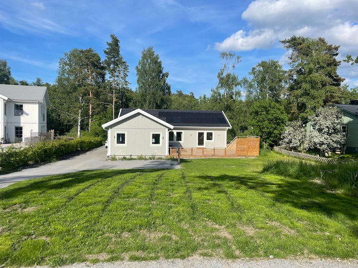 Trevlig Villa Med Uteplats Och Bubbelpool - Gustavsberg