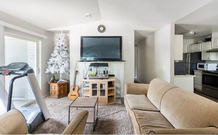 One Bedroom With Queen Size Bed - Everett, WA