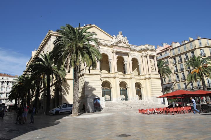 Au Coeur Du Vieux Toulon - Nuit Tranquille. - Côte d’Azur