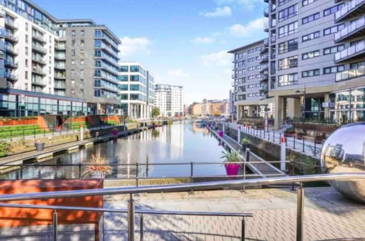 Canal View& Free Secure Parking! - 里茲