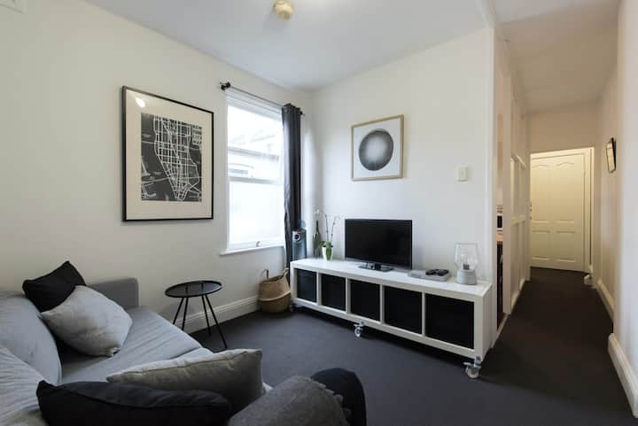 Bright Tiny Heritage Home On Quiet Leafy Street - Bronte Beach, Bronte