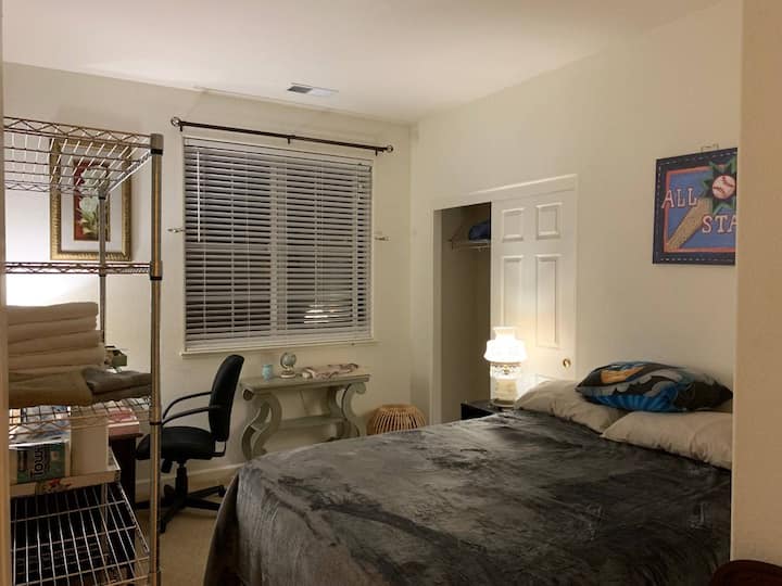 (Back Fm Ltr) A Quiet & Relaxing Room - Monterey, CA