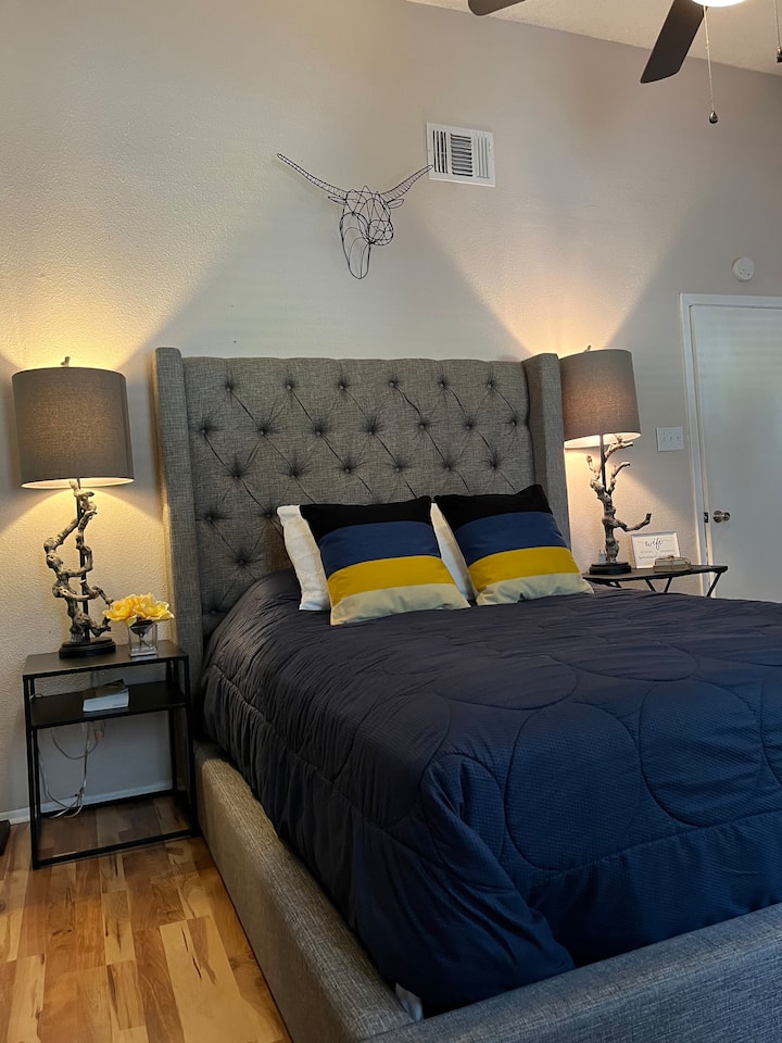 1 Cozy Private Room In Home With Pool! - San Antonio, TX