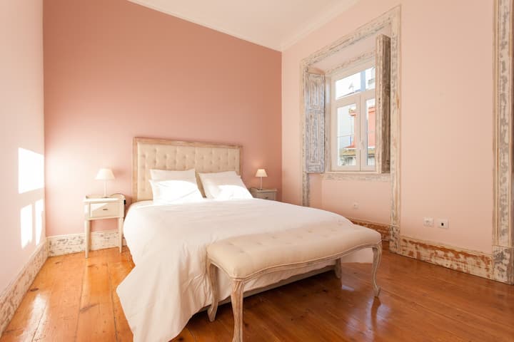 Chic Breeze Apartment In Bairro Alto - Almada