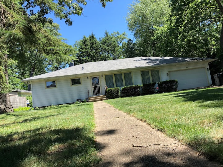 1 Block To Nd! Amazing Beds. Must See! - South Bend, IN