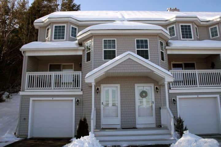 Spacious Comfort With Garage Close To Town & Mtns - Bethel, ME