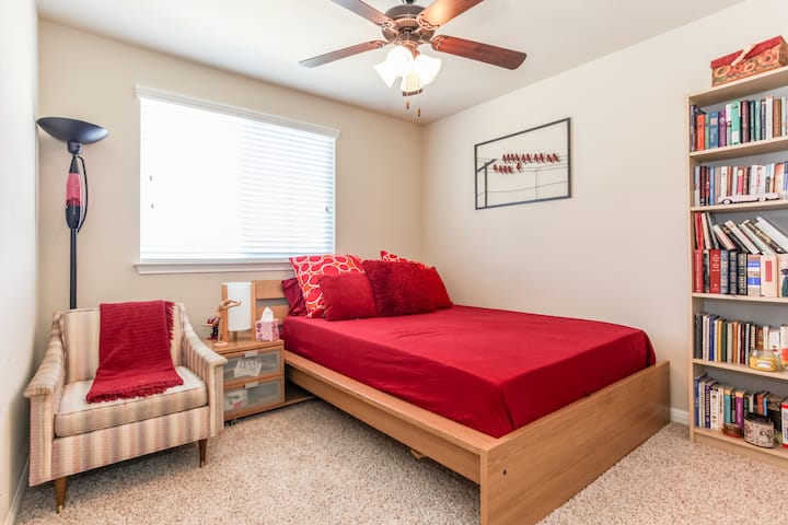 Mid-century Modern Comfort-s. Aus10 - Austin, TX