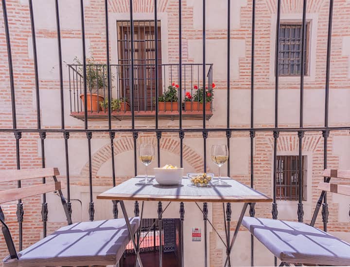 Central Apartment In Vibrant Historic City - Malaga