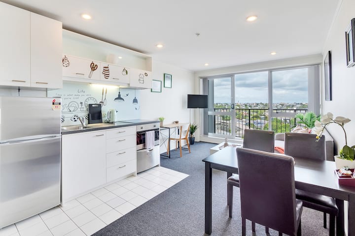 Cityscape Charm Apt W Parking, Views, Pool & Gym - Auckland
