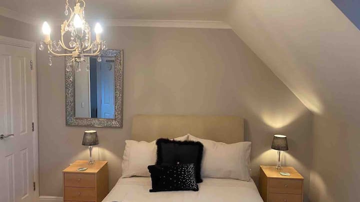 Central Honiton Private Top Floor Ensuite Room - Honiton