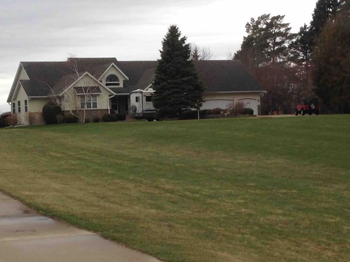 Large Modern Premier Lakeshore Mansion 12 Guests! - Alexandria, MN