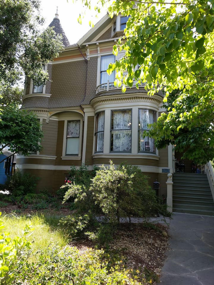 Family Friendly Gem By Parks, Playgrounds & Coffee - Oakland, CA