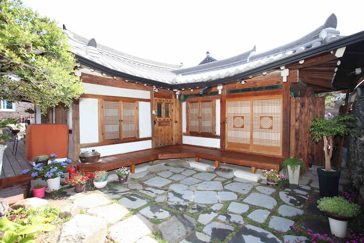 데미샘1937 한옥 독채(침대방3 화3 주방 마당) - Jeonju-si