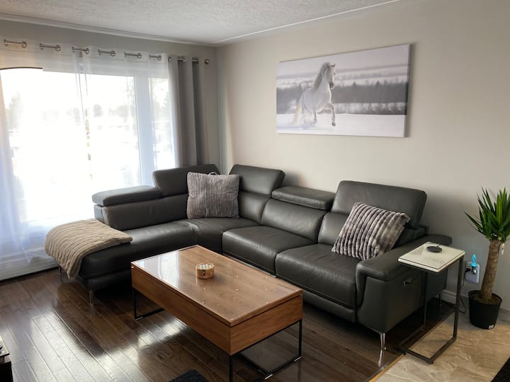 Modern 2 Bed Condo Near Argyle Mall + Free Parking - London