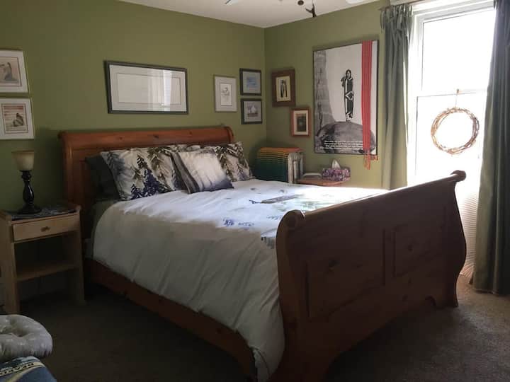 Dream Catcher Room - Queen Bed With Ensuite And Additional Private Bathroom - Amherstburg
