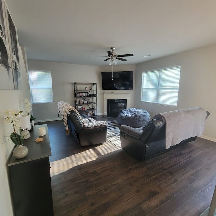 Spacious Home Mins Away From Cov. Square W/host - Covington, GA