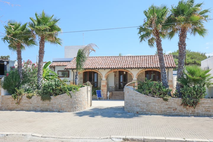 Villa Jinette Sul Mare - 普利亞