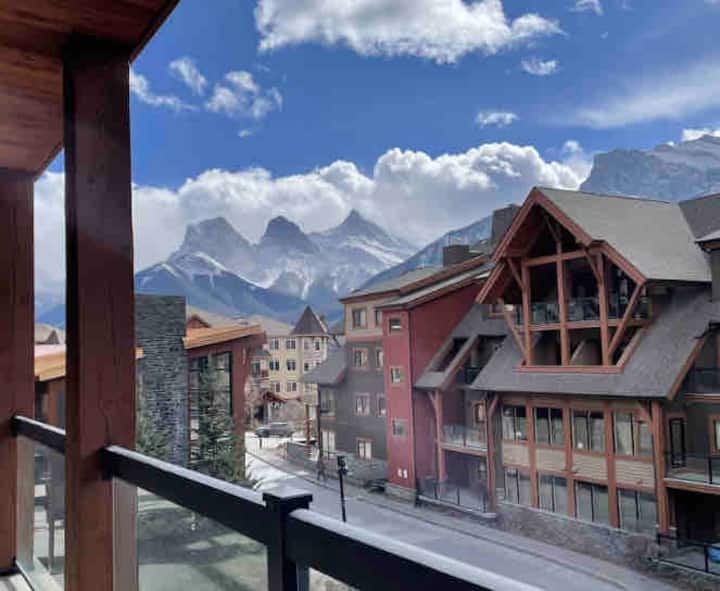 New! Spacious Luxury King Suite Stunning Mt. Views - Canmore
