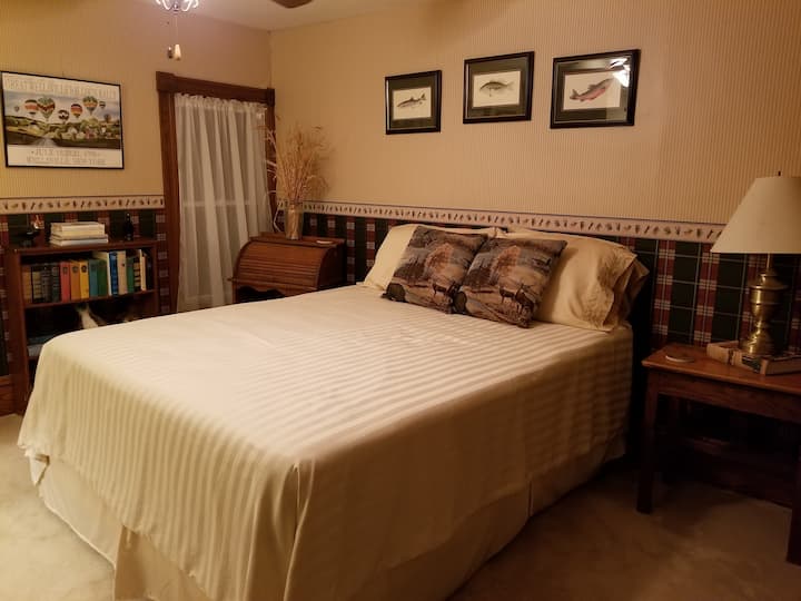 Fish Themed Queen Bedroom Minimum 2 Night Stay - Stony Brook State Park, Dansville