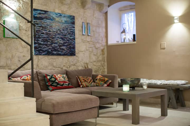Villa Artemis, Vis - Vis