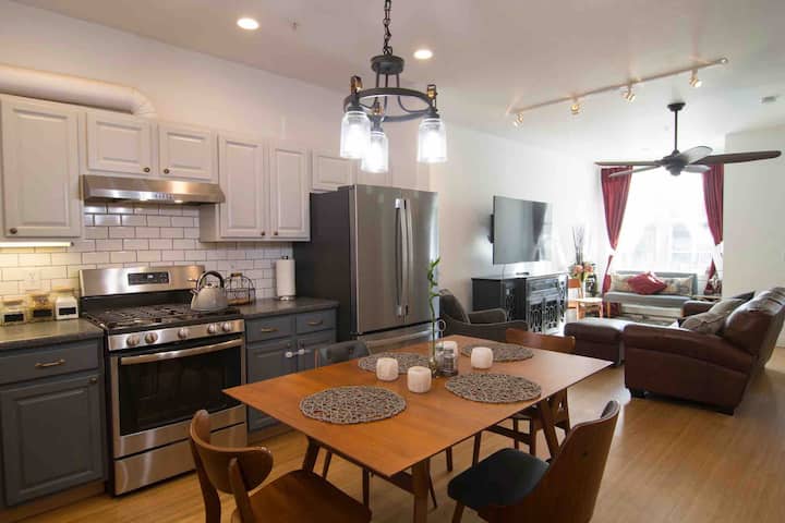 Boulder Cheerful Retreat Townhouse - Boulder, CO