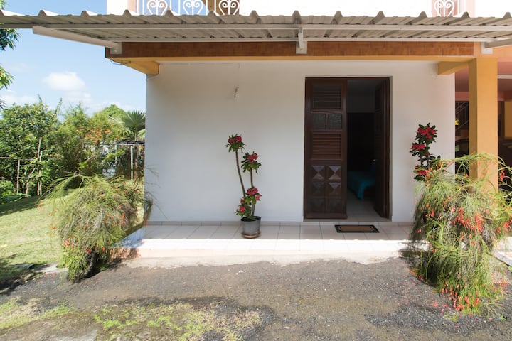 Joli Bas De Villa Avec Jardin - Martinique