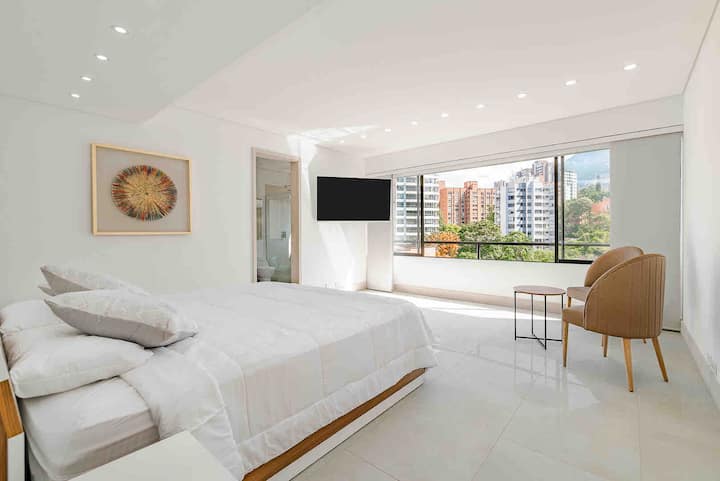 Poblado’s Penthouse W/ In-house Jacuzzi And 3 Bdr - Medellín