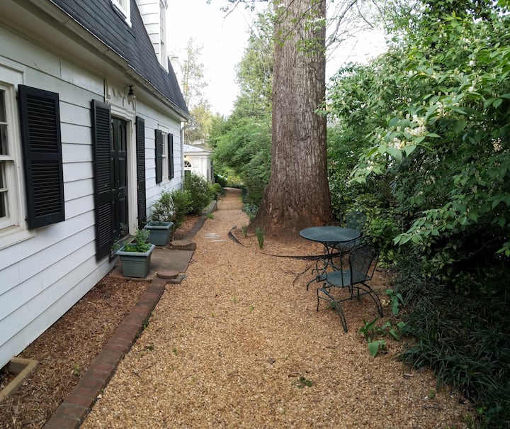 Historic Cottage In Downtown Charlottesville - Charlottesville, VA