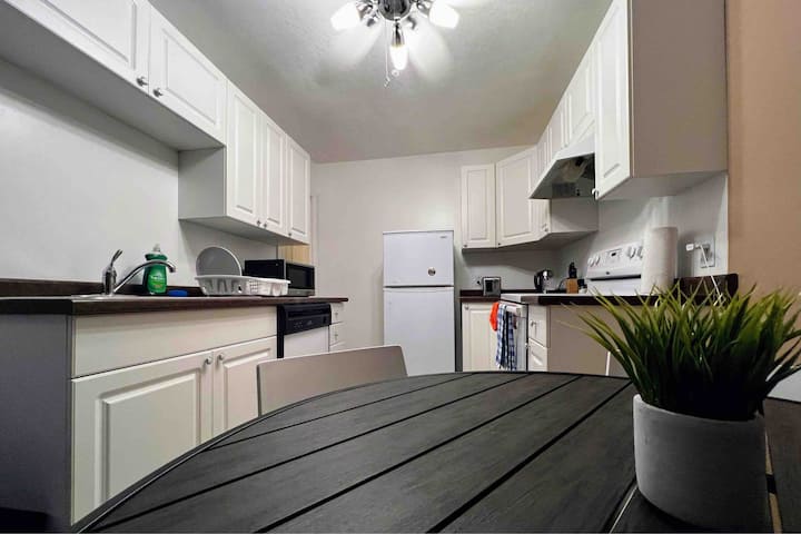 Spacious Main Suite | Ideal For Long-term Stay! - Lethbridge
